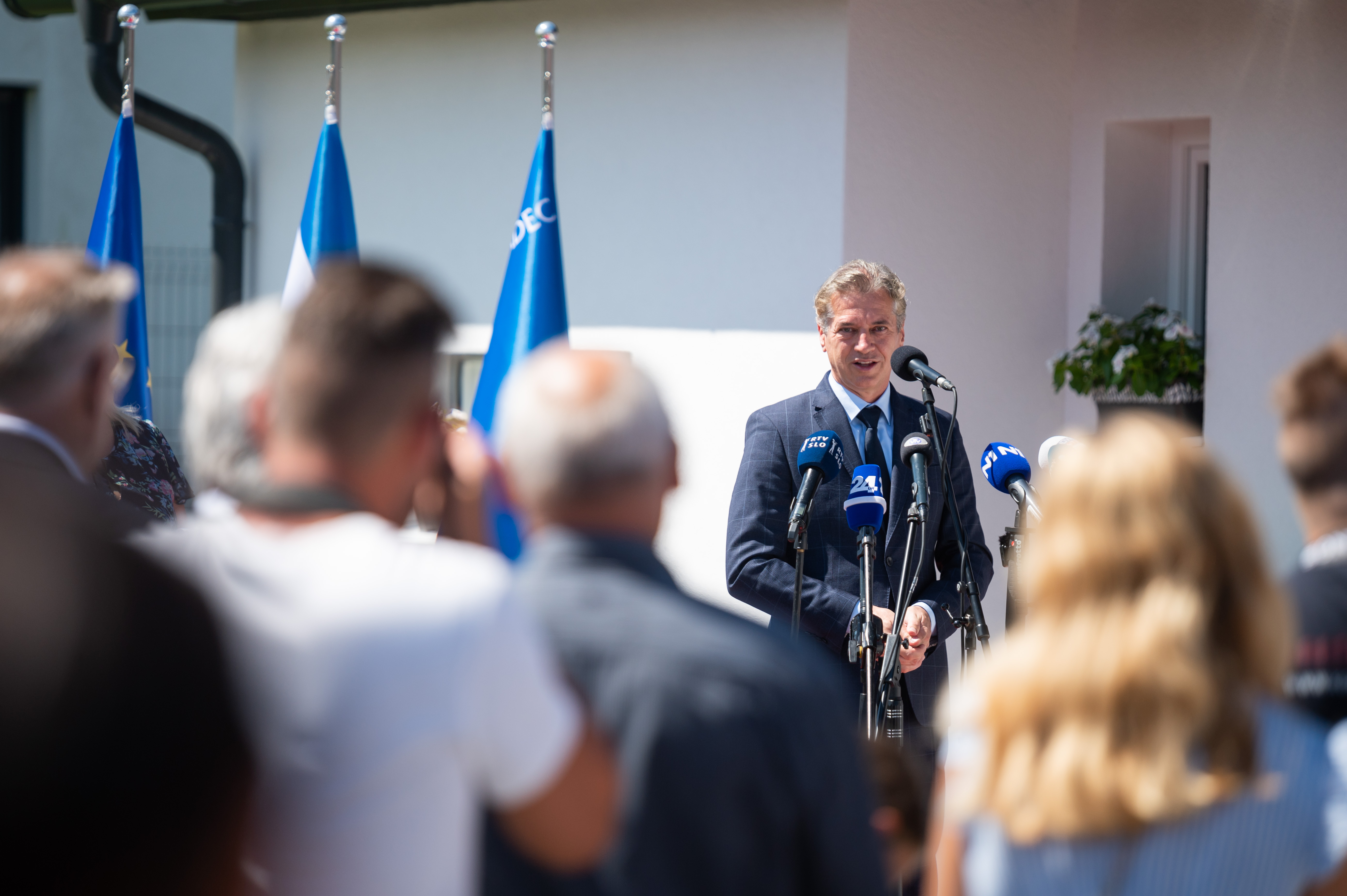 Predsednik vlade dr. Robert Golob se je udeležil fotografiranja ob ...